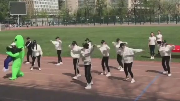 学生运动会的表演从来没让人失望过,个个是人才。