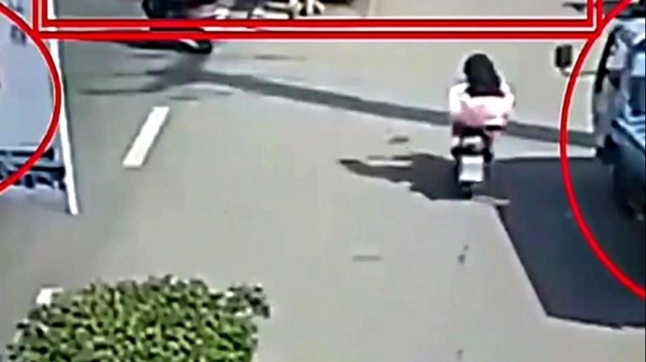 灵异事件:电动车突然被吸走将女子甩飞, 科学无法解释看了监控