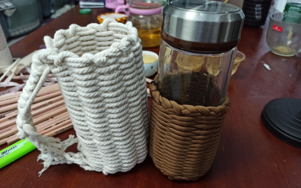 用4毫米的棉线编织杯套。编好后记得放到水里自然缩水。
