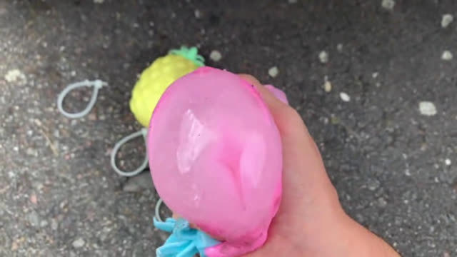 牛人将西瓜汉堡玩具放到车轮底下,真是太过瘾了,请勿轻易模仿!