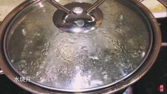 大枣红糖姜水具有驱风寒、补气益血的作用,宫寒的人可以试试