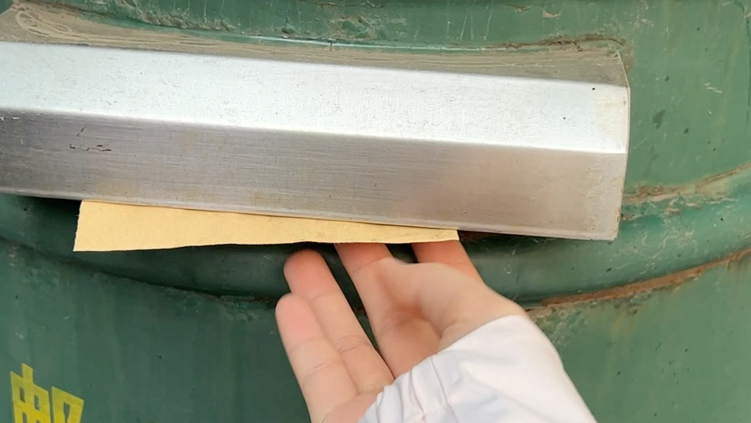 原来邮递员真的每天都会来邮筒收信呀!我之前竟然一直以为邮筒都...