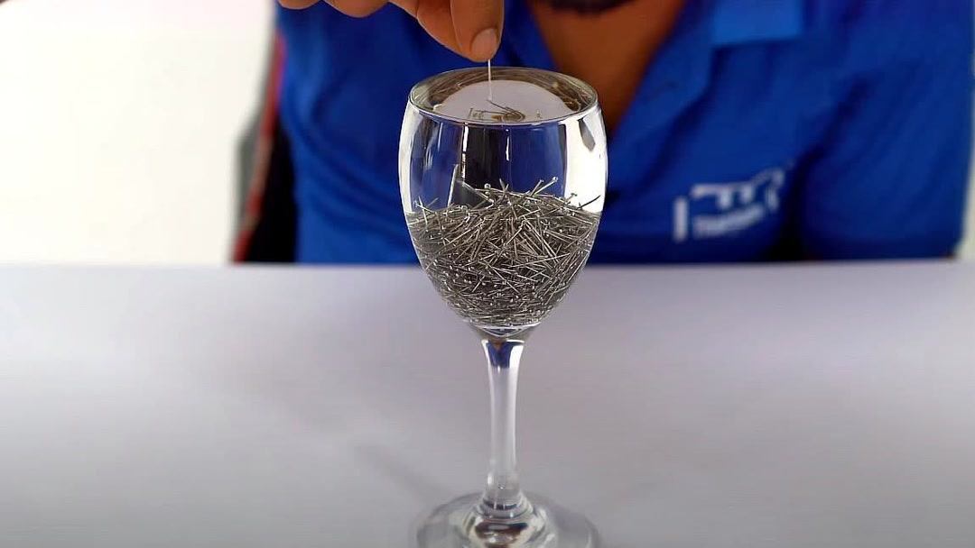 将1700根钉子丢进水杯,有趣的科学现象发生了,你知道原理吗?