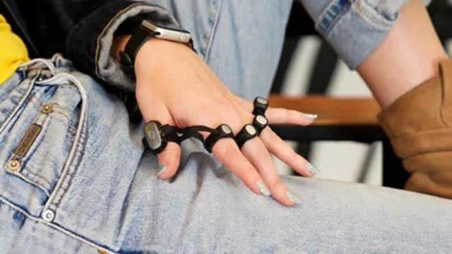 人家发明的高科技指虎,能秒变虚拟键盘和鼠标,打字便捷灵活