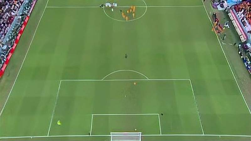 阿根廷vs荷兰:劳塔罗罚点球时,四名荷兰球员围了过来