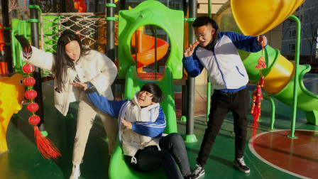 师生玩对对联游戏,学霸为了躲避惩罚,藏进了滑梯里