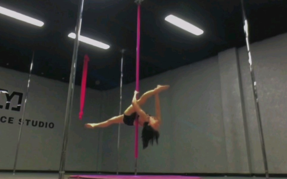 学钢管舞半个月的新手小白