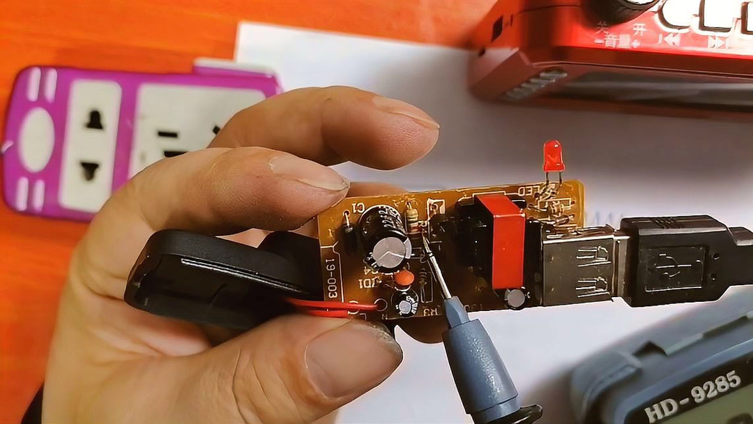 充电器输出电流不足大多是这个元件坏了,分立件充电器内部结构