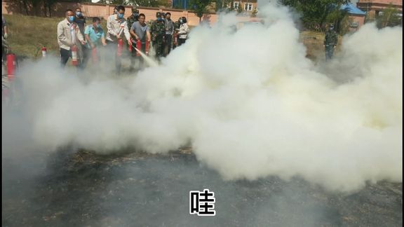 单位组织消防演练,领导亲自示范灭火,还有部队助阵。