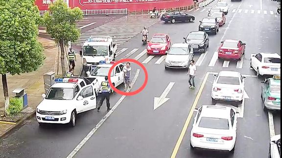 爷孙路遇车祸 城管执法车秒变“救护车”