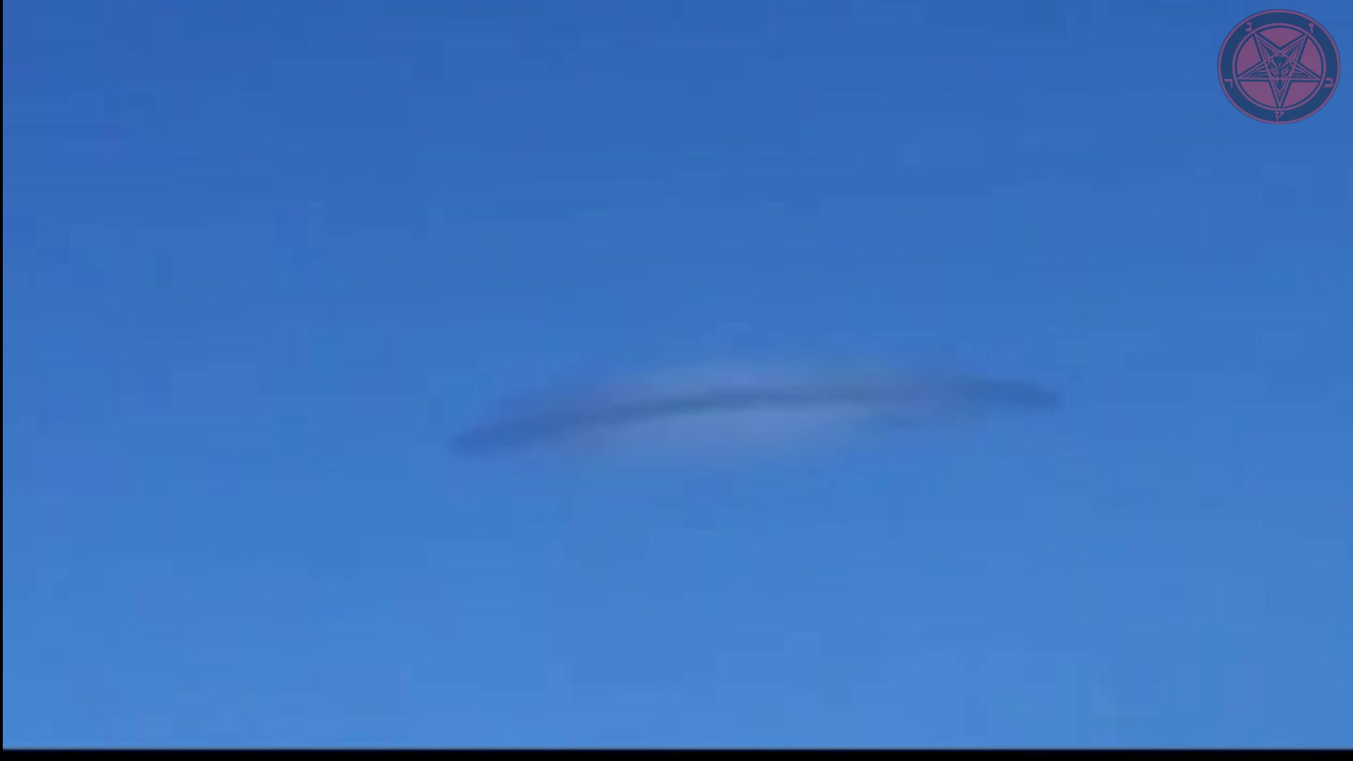 飞机上目睹隐藏在云层中的巨型不明飞行物