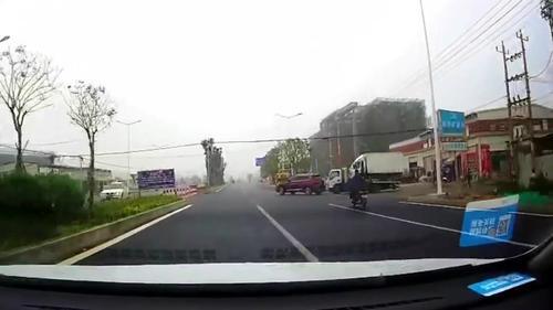 在遇到的右转车辆中,你的转弯半径是我见过最大的,没有之一