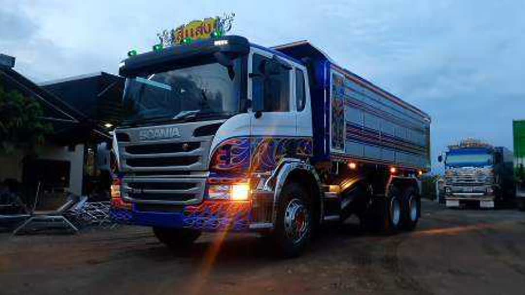 围观外国司机的斯堪尼亚卡车,不知道工作效率如何呢?