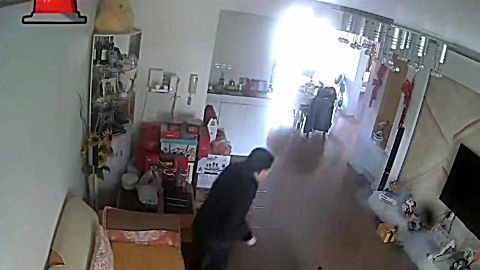 充电的电瓶突然爆炸,监控记录下全过程,电瓶别再放屋里充电了!
