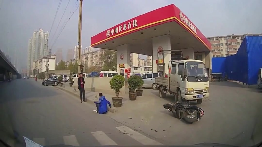 大意转弯的小车遇上不要命的电动车,2秒后,两人都彻底蒙了!