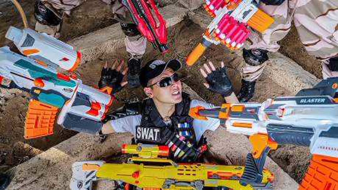 CS真人扮演:特种战士运送坏蛋小伙子!