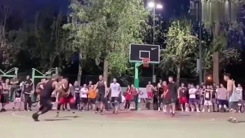 光看投篮姿势就知道这是个高手,想学会没有2年的基本功,根本不可能!
