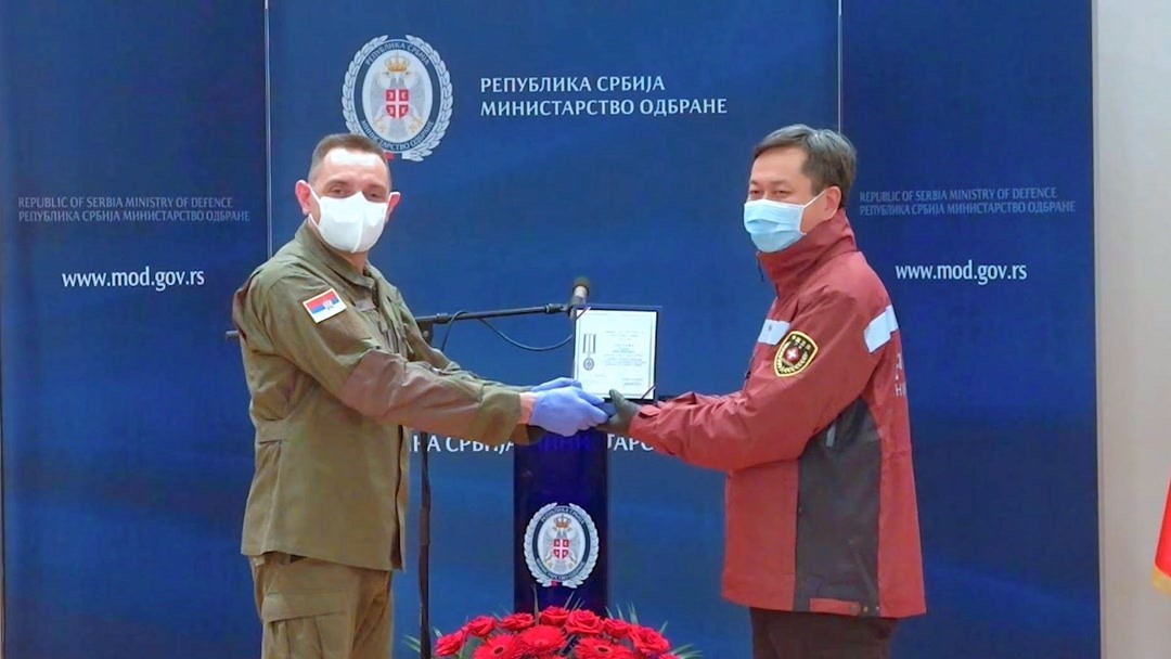 塞尔维亚奏响中国国歌,为中国援塞医疗队颁发最高荣誉勋章