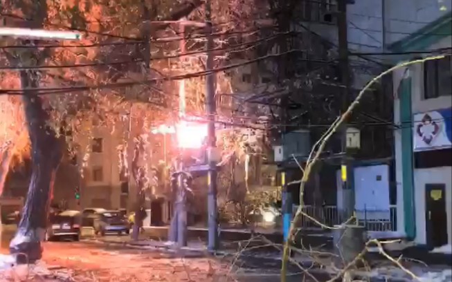 受冻雨袭击的哈尔滨街头,变压器,电线杆受树木倾倒影响绝缘击穿,拉出...