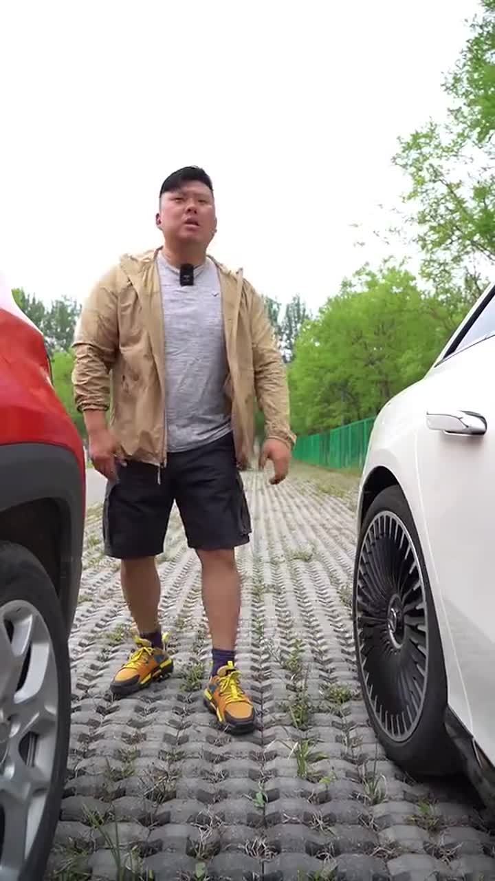 转弯半径大比拼,AMG EQS 53后轮转向达到9度,它究竟有多大.