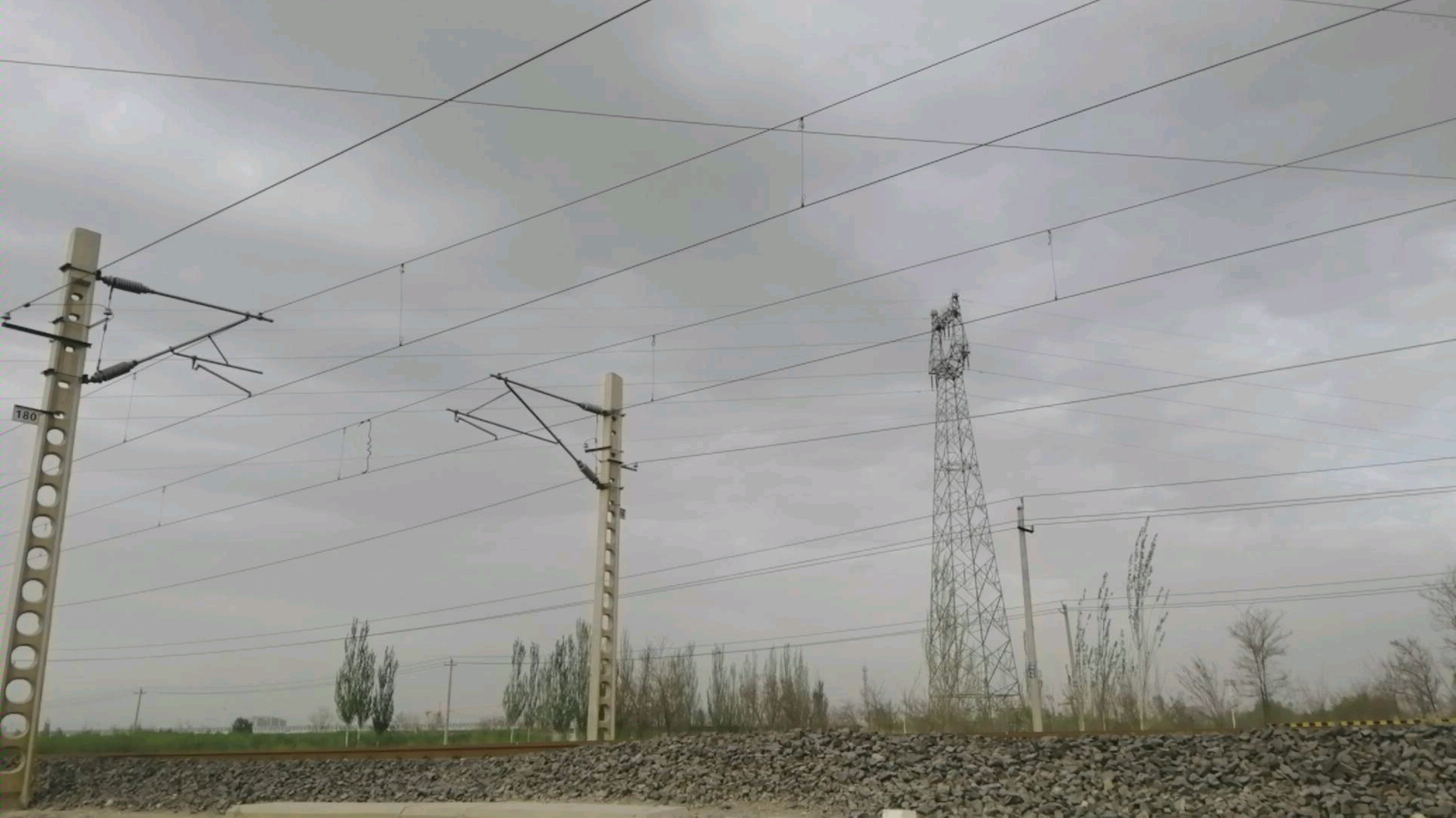 SS7C牵引K1285次快速通过包兰线K531+131处,直进侧出限速60公里