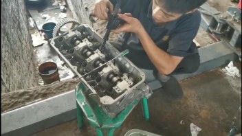 不用专用工具压气门弹簧谁知道怎么装气门锁卡片