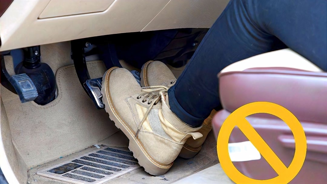 手动挡车应该先踩离合还是先踩刹车,老司机:很多人都错了