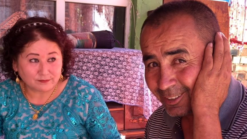 新疆老爸在家看动画片,老妈的好吃的被吃,老妈很生气!