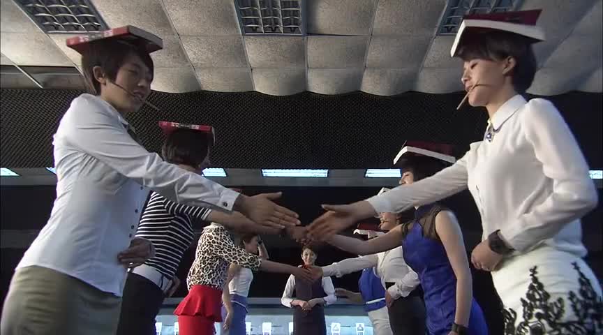 空姐教礼仪,女特种兵集体练习握手,没行到握手这么多讲究