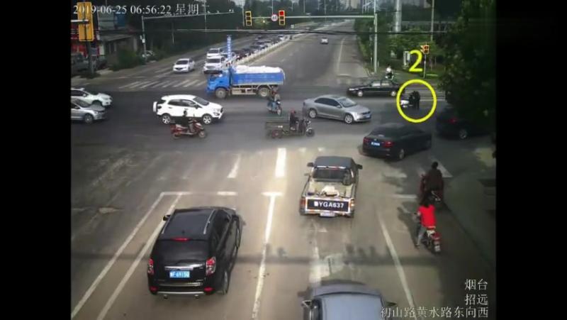 ...一辆大货车在路口右转时,与两辆直行电动车相撞。其中一名电动车...