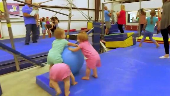 小宝宝们太厉害了!五胞胎排队走单杠,不愧是运动健将!