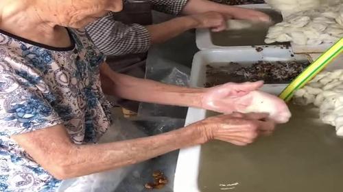 蚕丝被的价格为什么这么高?看完这一幕后就会知道,制作过程有多艰辛!