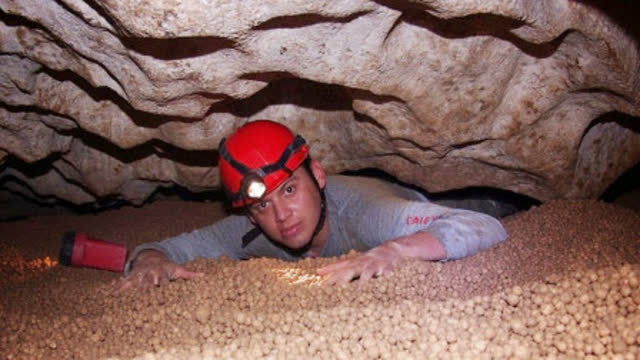 男子探险诡异洞穴,发现大量未打磨的“珍珠”,专家不知其成因