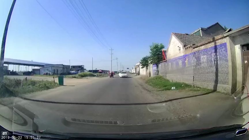 这是一段行车记录仪拍下的视频,我才发现日期竟然是儿子的生日!