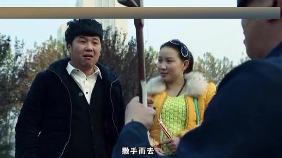 爆笑视频街头乞讨搞笑记,当流浪歌手遇到神秘认识时
