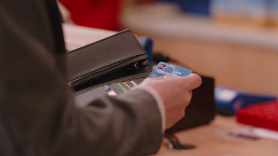 【空镜素材/银行卡号】把银行卡放入钱包/把银行卡推过去/放下一张...