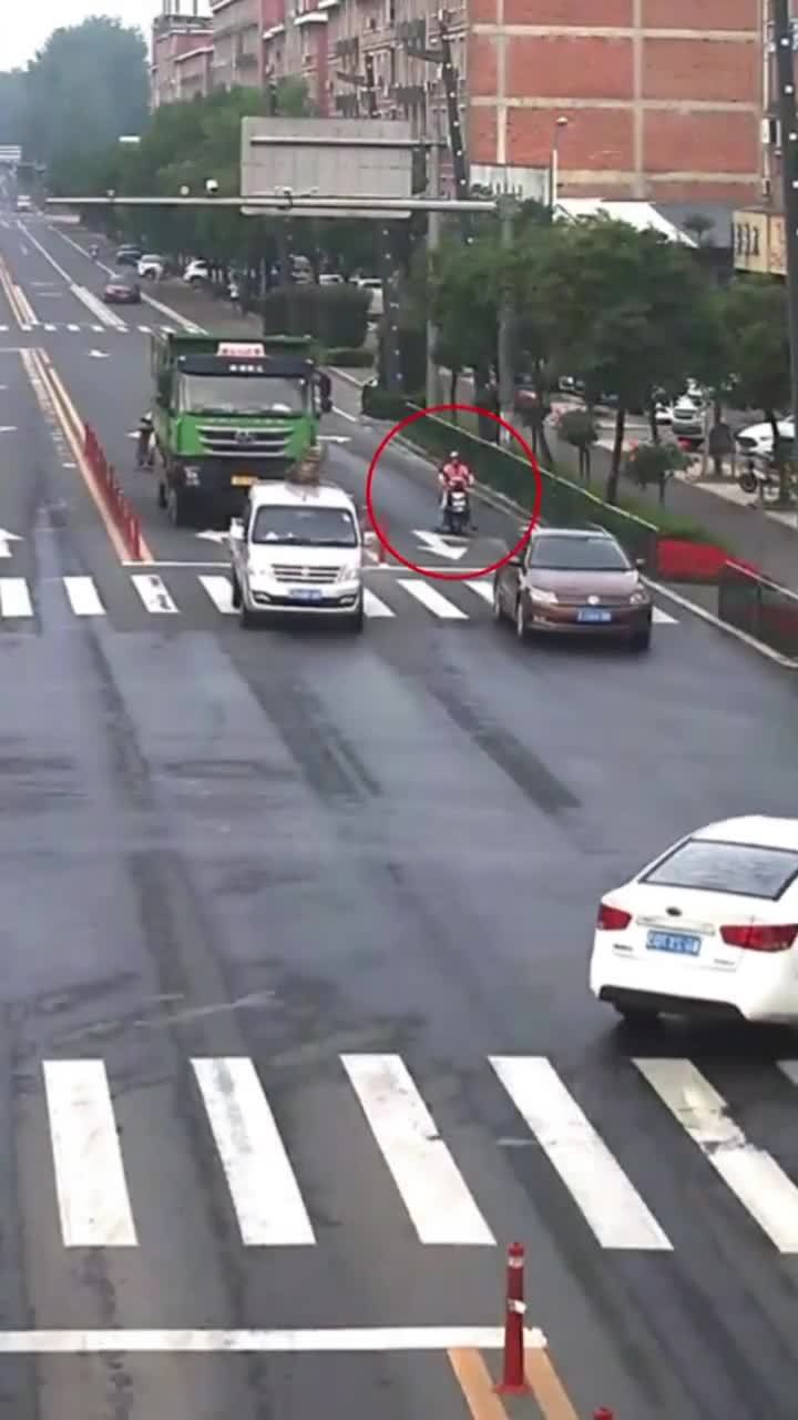 交通安全警示录-远离大货车盲区