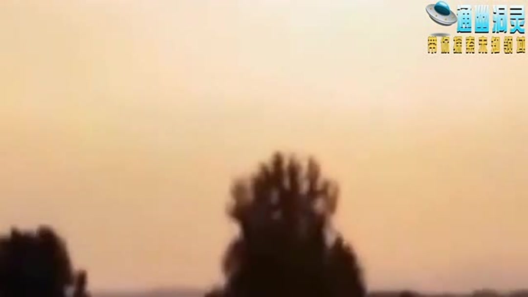 男子早上在山顶拍到天边出现不明飞行物,放大以后发现怪异!