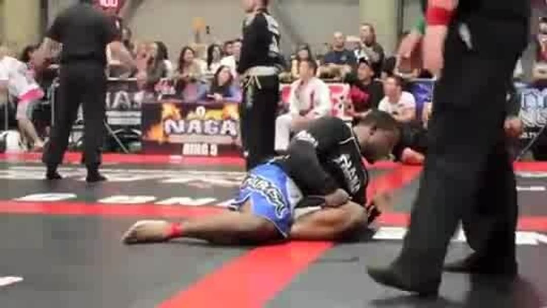 格斗比赛时超级翻盘的一招!给对手脸上放屁