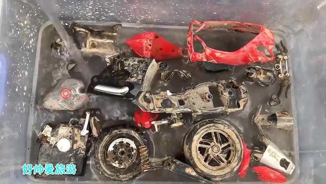 修复小型杜卡蒂摩托车模型