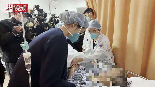 邵逸夫“趴趴队”为新冠重型危重型患者进行俯卧位通气,趴着对通气...