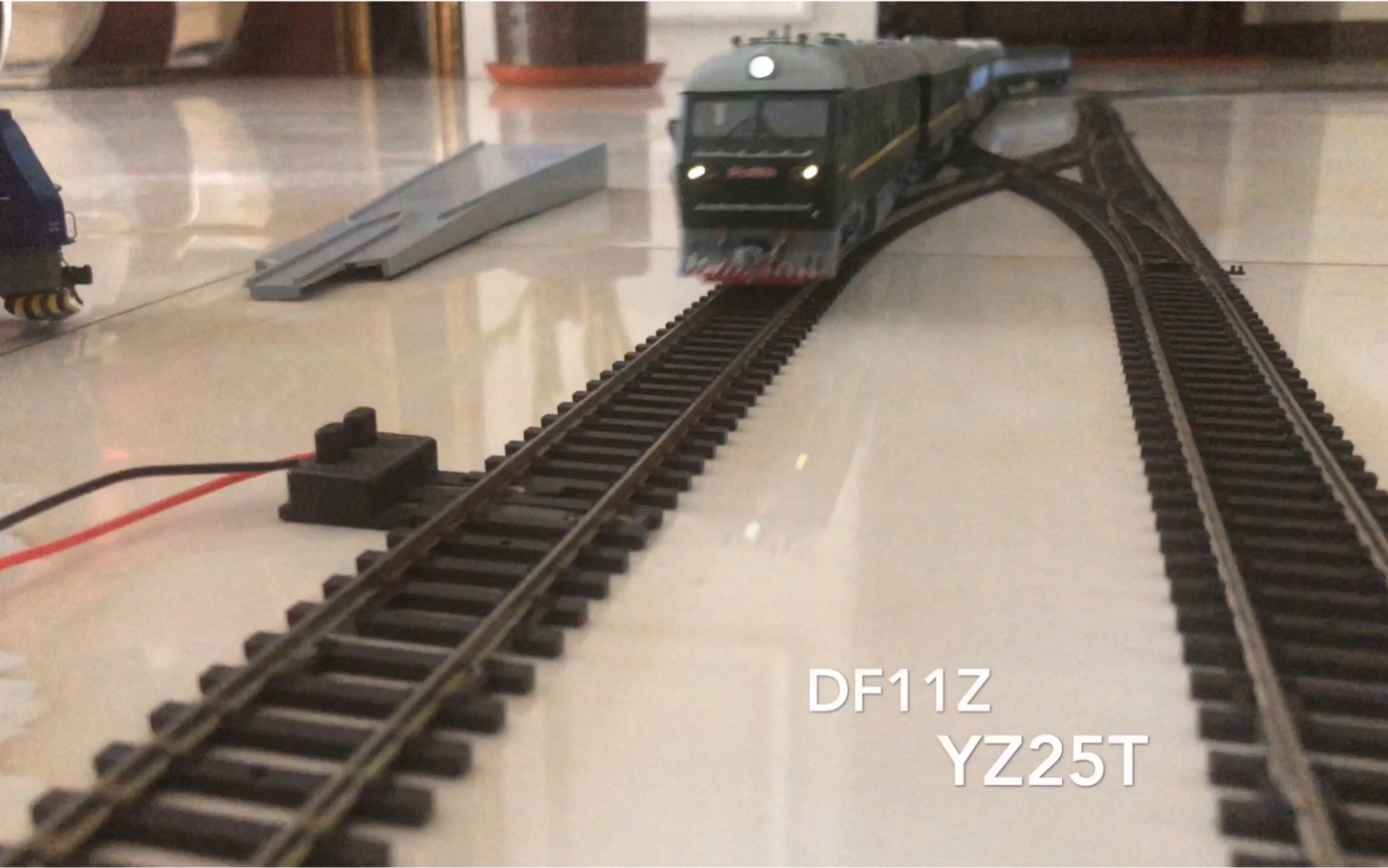 暑假在家中火车模型运转