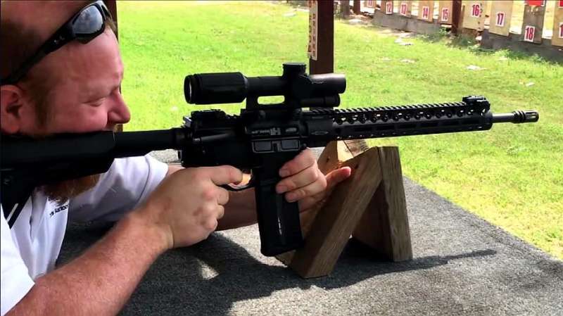 步枪靶场实弹射击测试,配备瞄准镜更精准了