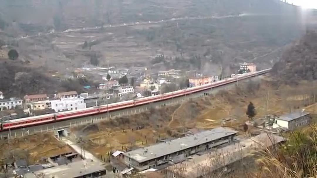 秦岭峡谷中的宝成线两当站扬州至成都K245次列车通过