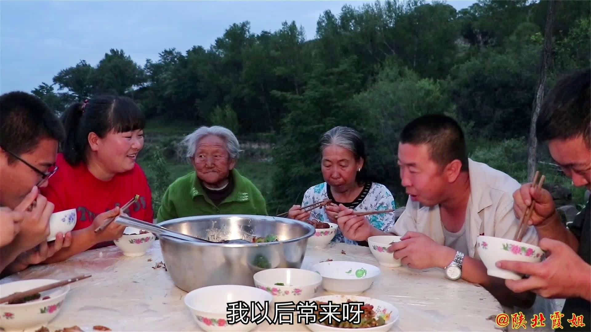 陕北著名美食企业家来做客,霞姐亲自做了炖土鸡,大家吃的真过瘾