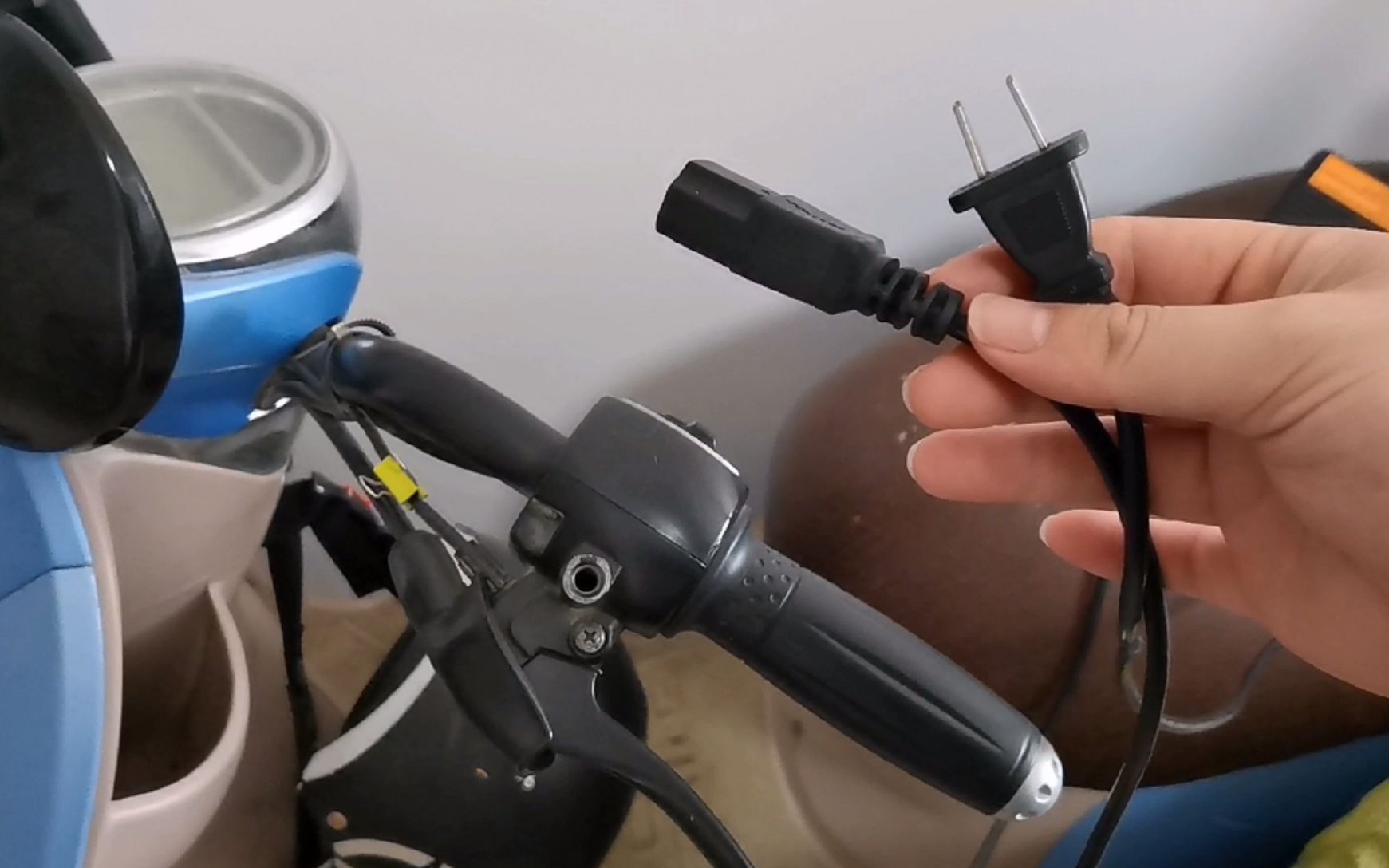 电动车充电先插车子,还是先插电源?用对方法充电不伤电池