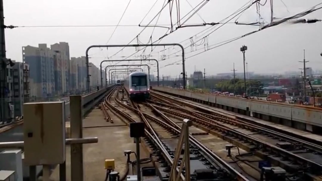 上海轨道交通6号线起始站港城路站 地铁列车进站