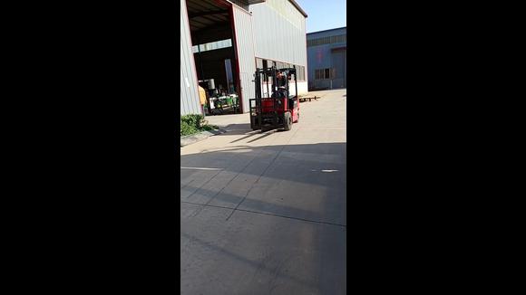 电动叉车轻松自如驾驶!