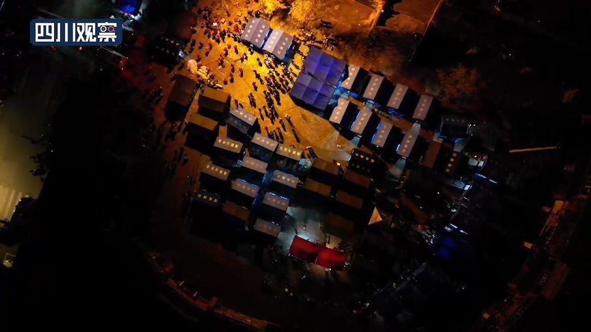 震后第一夜 航拍泸定县磨西古镇临时安置点