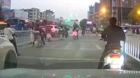 电动车男子绿灯亮了迟迟不走,被人催了还反过来大骂!